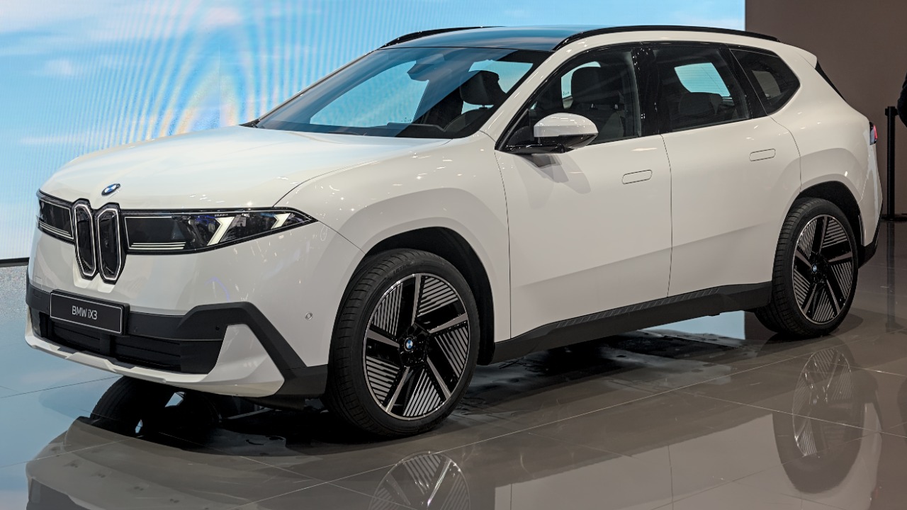 The updated BMW iX3 now carries a 109-kilowatt-hour battery pack and ...