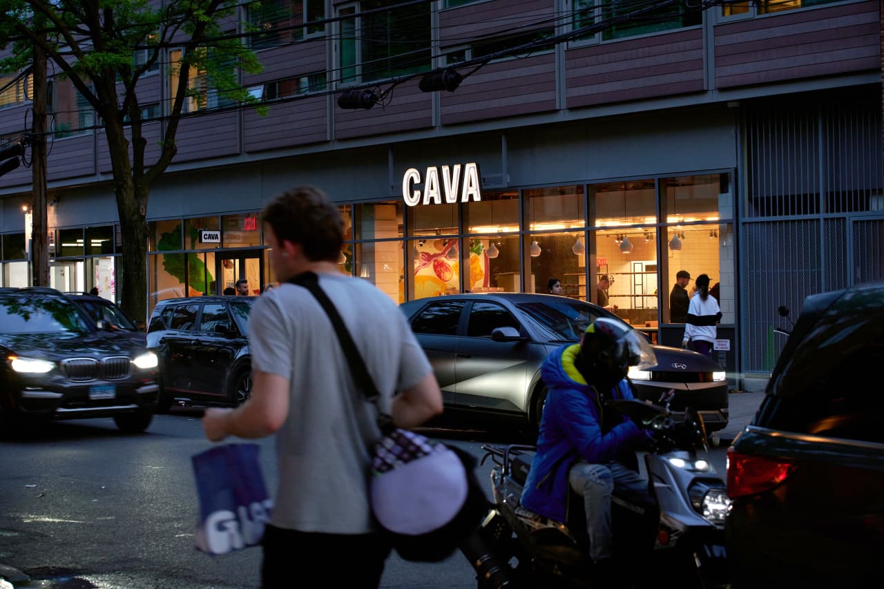 Cava defies restaurant sector struggles with revenue beat, strong foot ...
