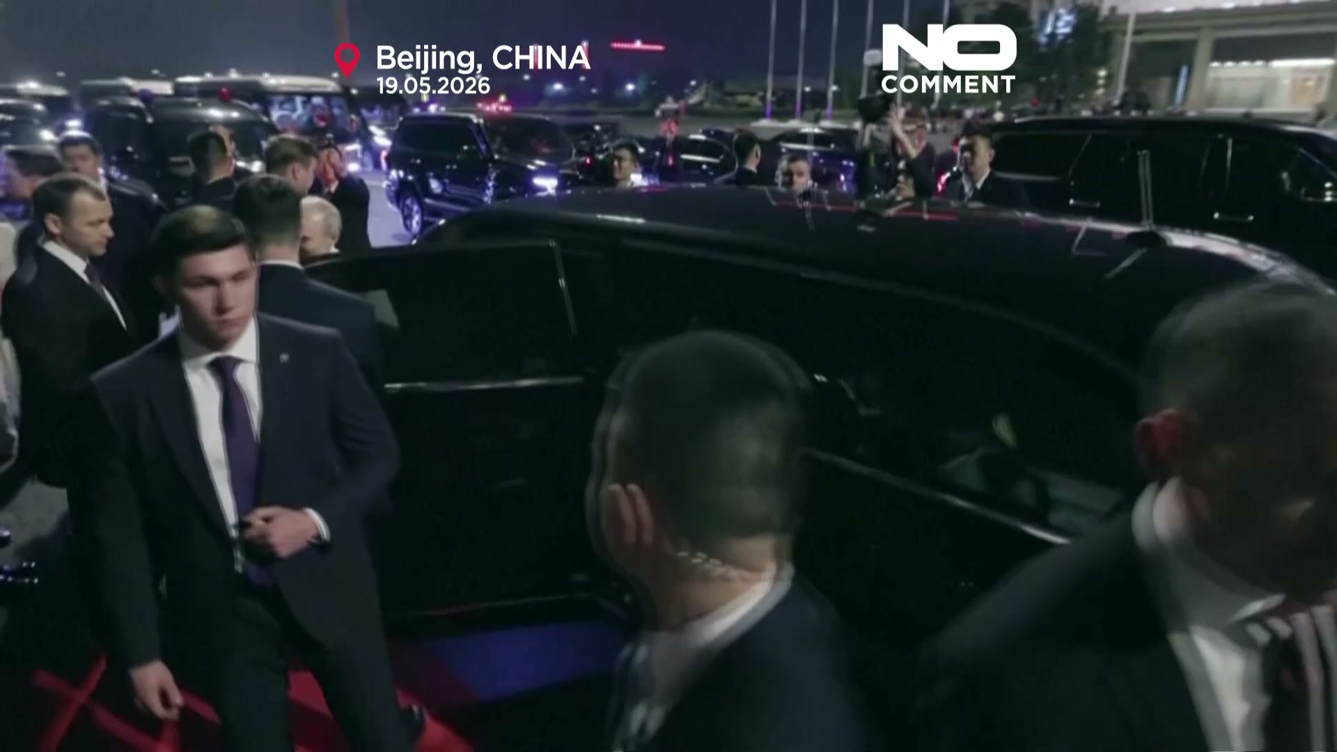 Chinese youths greet Putin on arrival in Beijing
