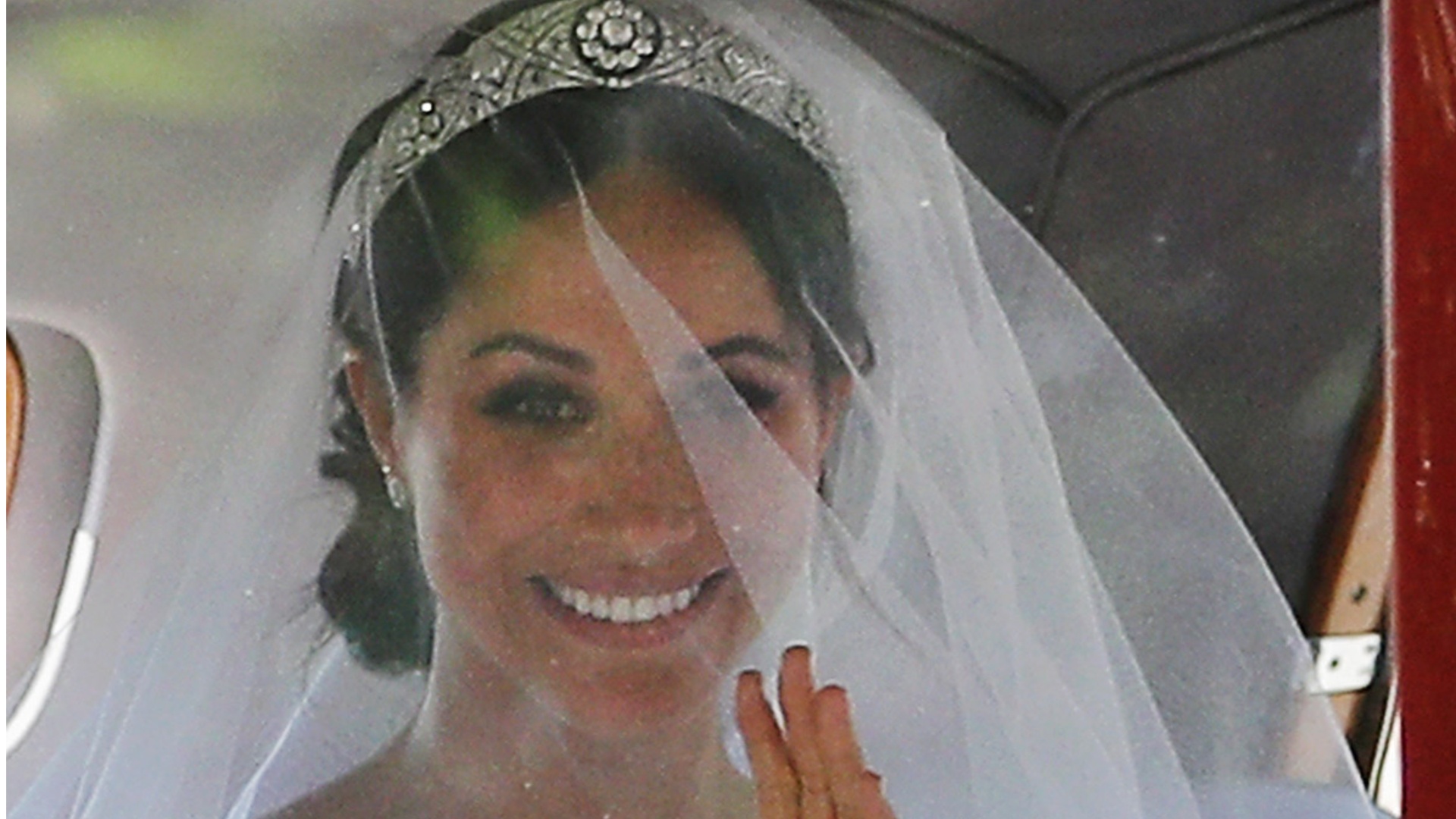El look nupcial de Meghan Markle rindió un discreto homenaje a la ...
