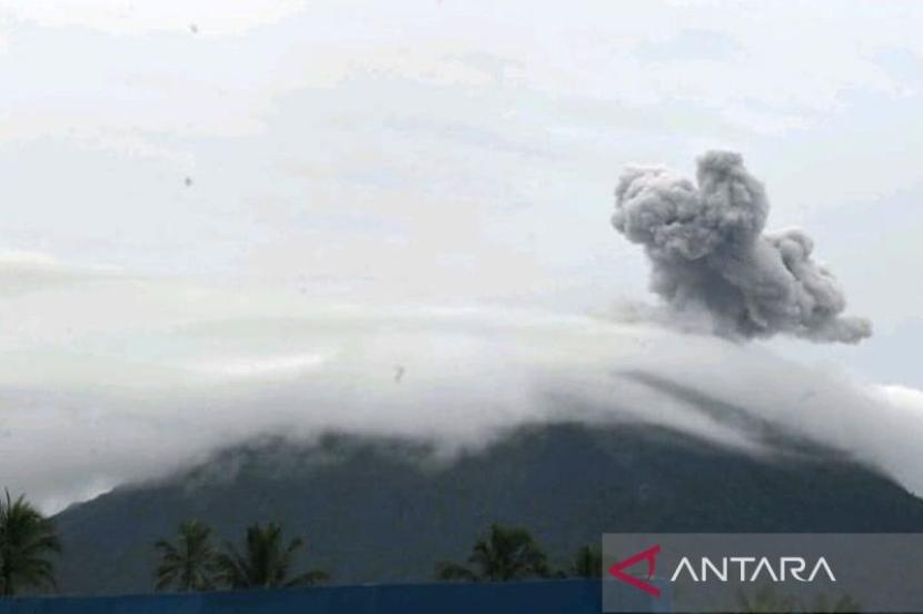 Gunung Ibu erupsi, jarak aman diperluas 3,5 km
