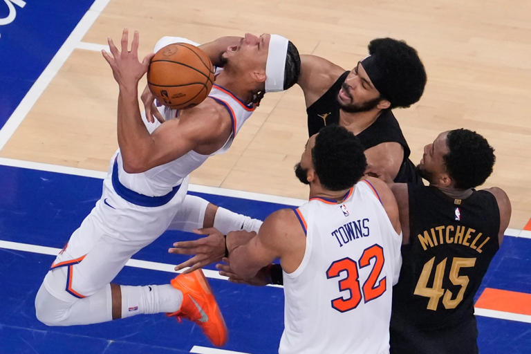 Jalen Brunson leads Knicks back from 22 down in the 4th for 115-104 win ...