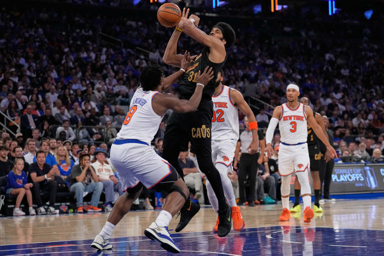 Jalen Brunson leads Knicks back from 22 down in the 4th for 115-104 win ...