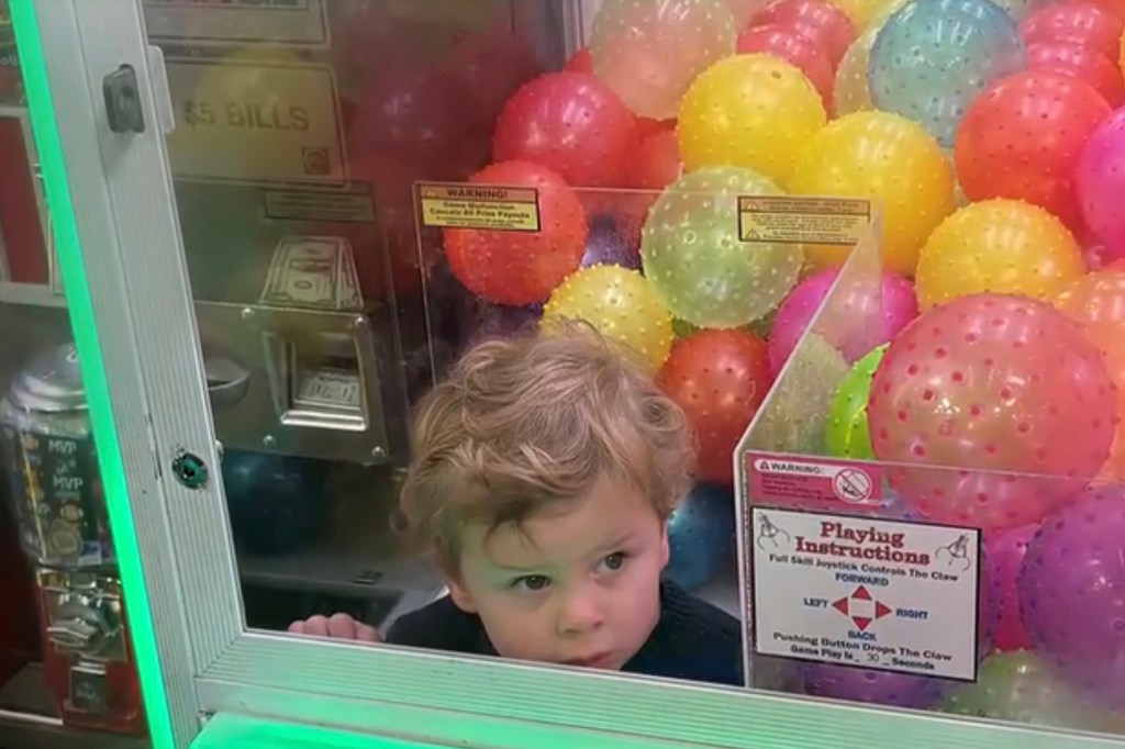 Off-duty cop showcases 'nerves of steel' in rescuing toddler from claw ...