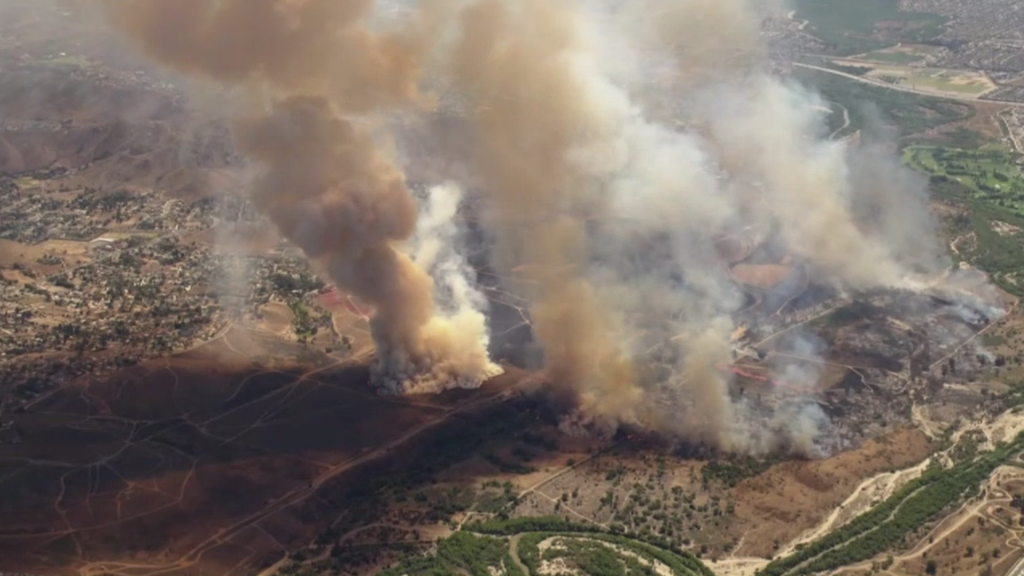 Bain Fire burns over 1,400 acres, injures 4 in Southern California ...