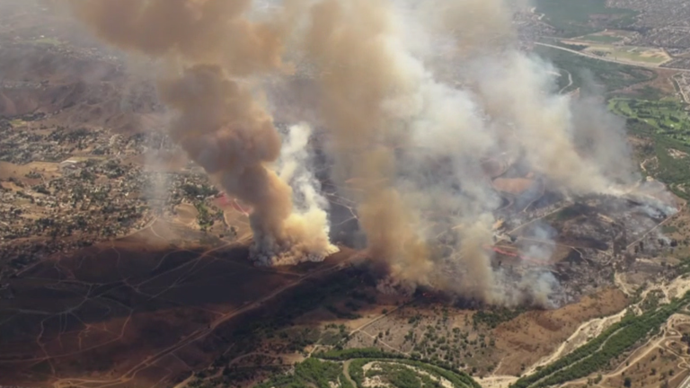 Bain Fire burns over 1,400 acres, injures 4 in Southern California ...
