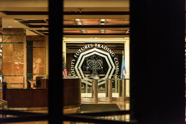 Flurry of suspicious oil trades worth $800 million triggers regulatory ...