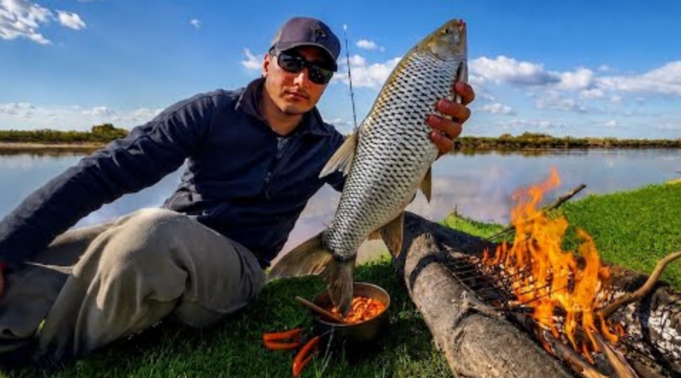 Boga gigante en el río con cocina rústica