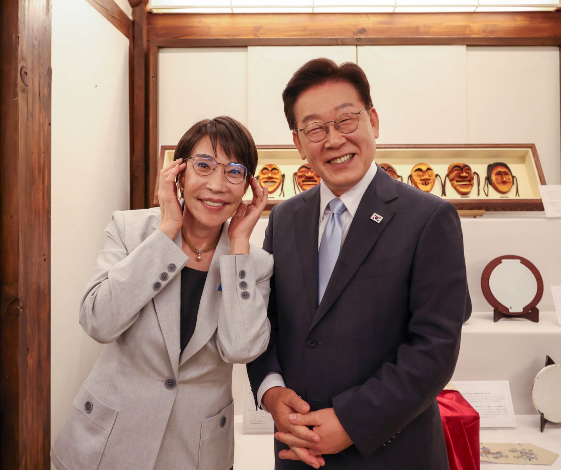 Japanese PM Takaichi borrows President Lee's glasses in summit photo moment