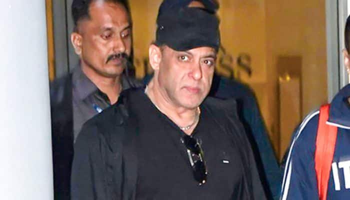 Salman Khan gets angry at paps outside hospital, says '60 saal ka ho ...