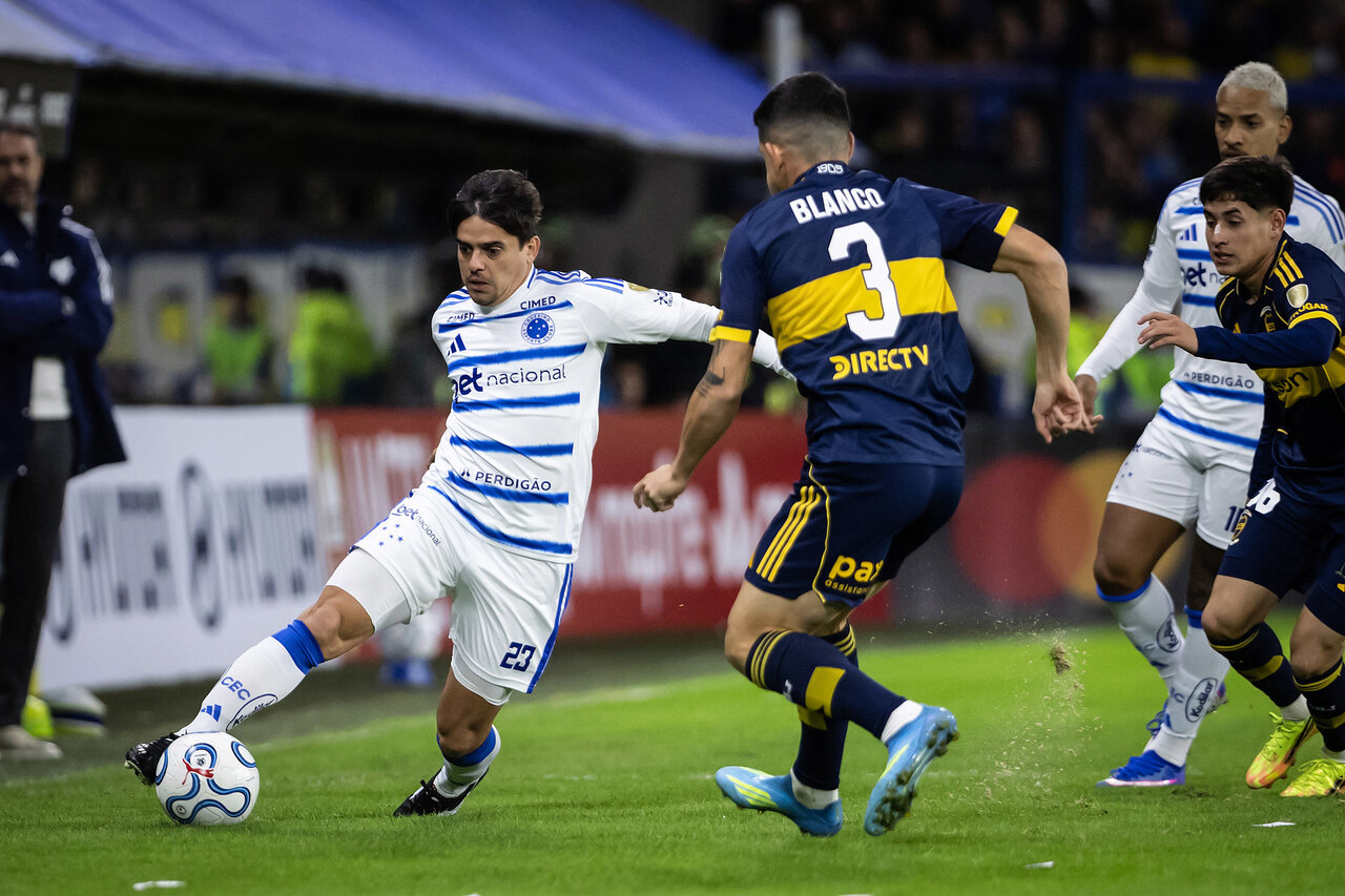 Com um a menos, Cruzeiro segura a pressão do Boca Juniors e arranca ...