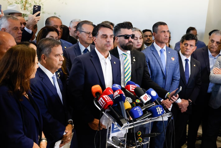 Flávio exibe dados de favoritismo da escala 5x2 em reunião e diz que ...