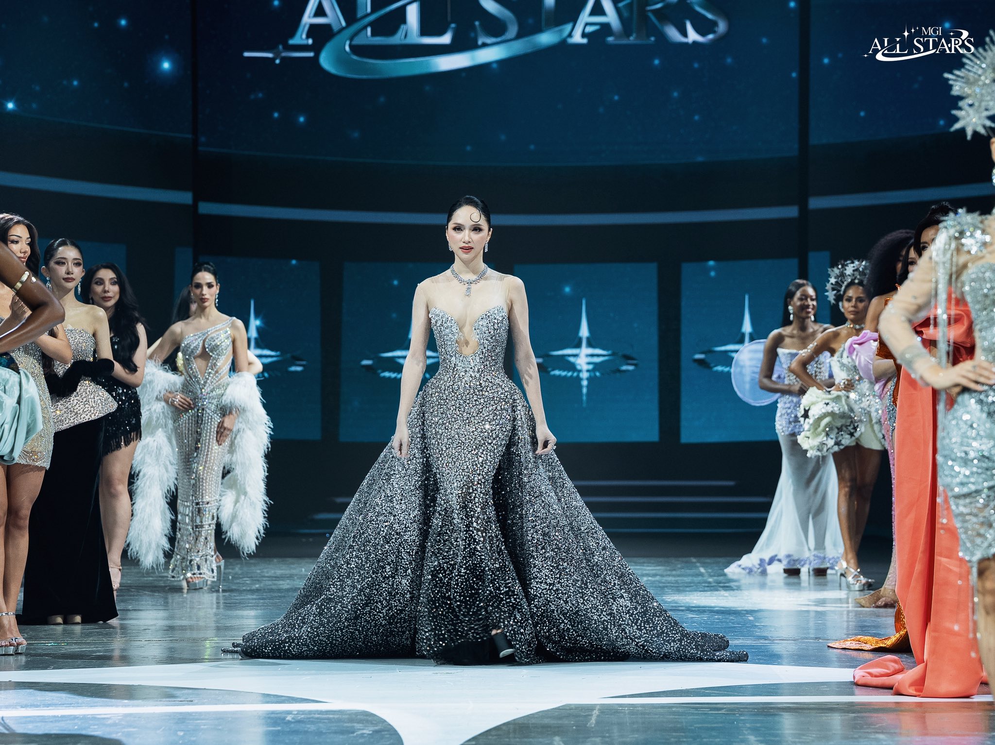 Hương Giang diện đầm nặng 19kg lên sân khấu MGI All Stars 2026, thần ...