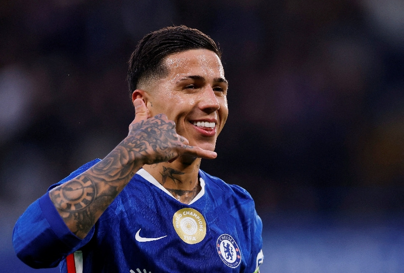 Soccer-Chelsea leave Spurs still at risk of relegation with 2-1 win