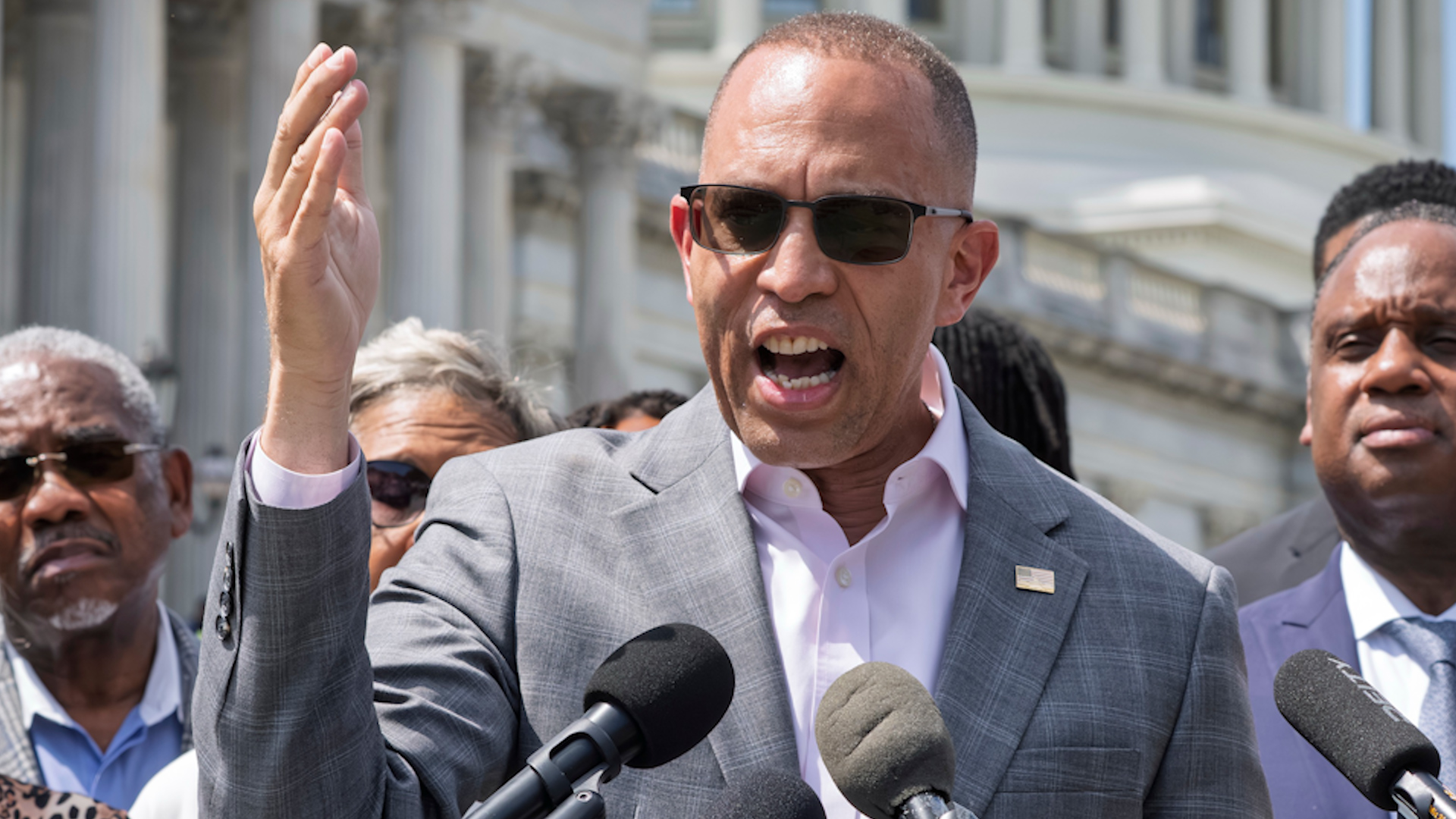 Hakeem Jeffries calls on athletes to boycott SEC schools over redistricting