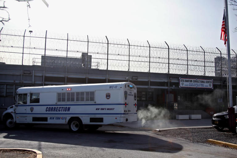 Alleged NYC package thief dies in custody on Riker’s Island, marking ...