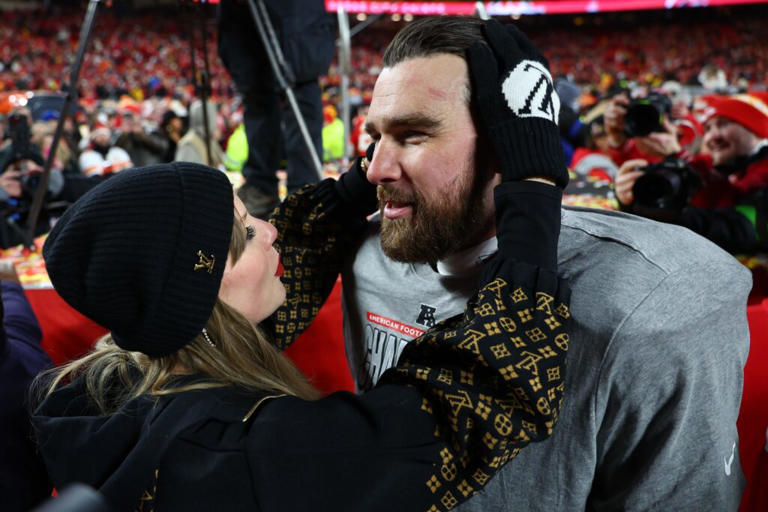 Taylor Swift makes surprise appearance with Travis Kelce at exclusive ...