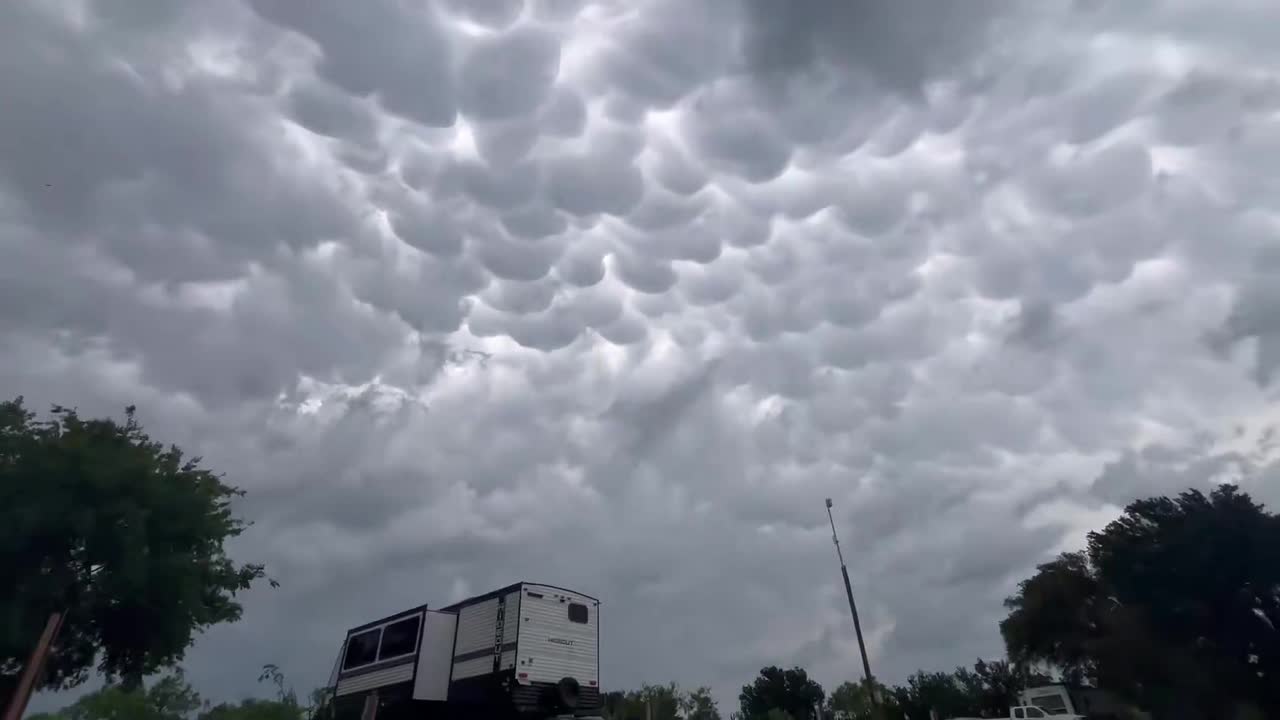 Rare bulbous cloud formation sweeps over Brownwood Texas amid severe ...