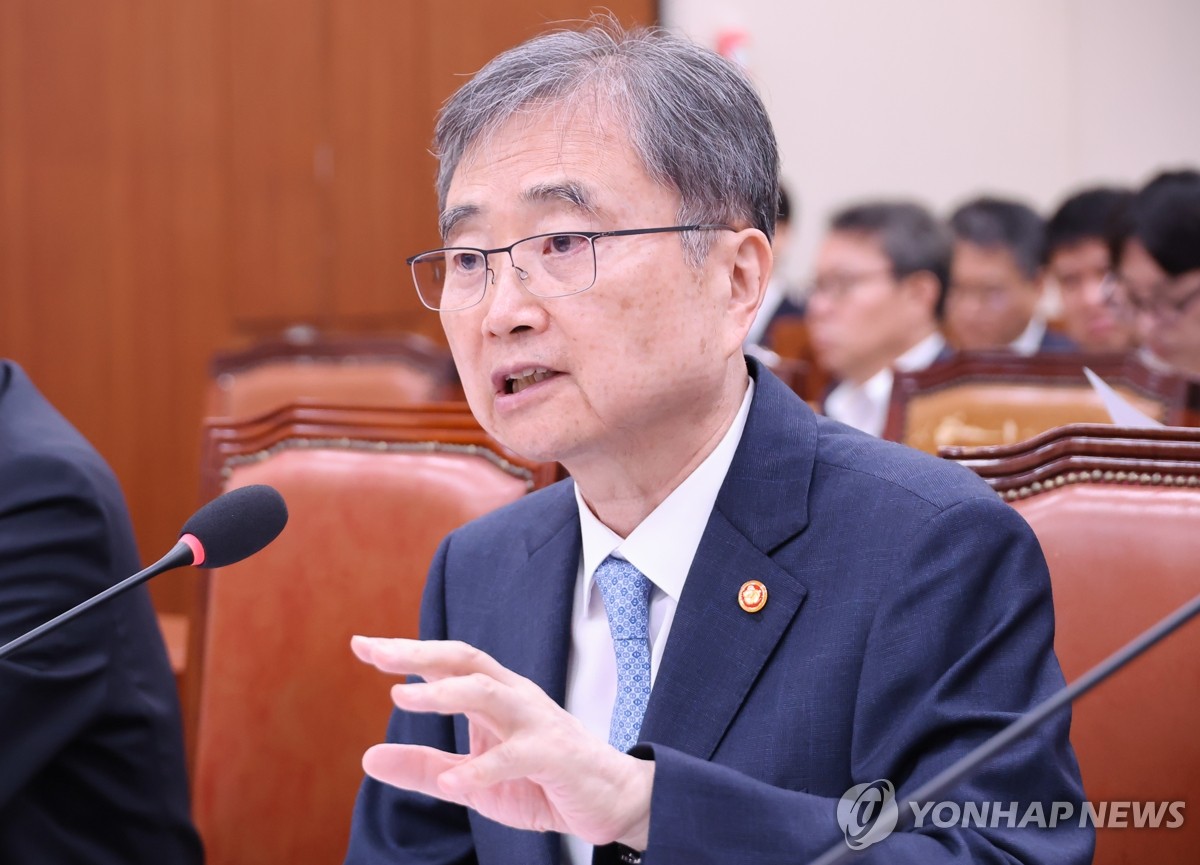 Foreign minister attends parliamentary session
