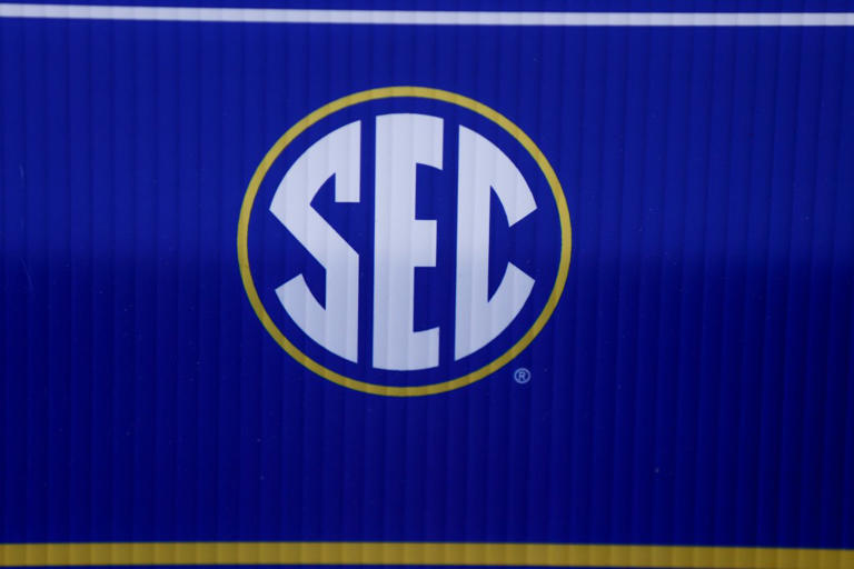 Hakeem Jeffries calls for Black athletes to boycott SEC schools in ...