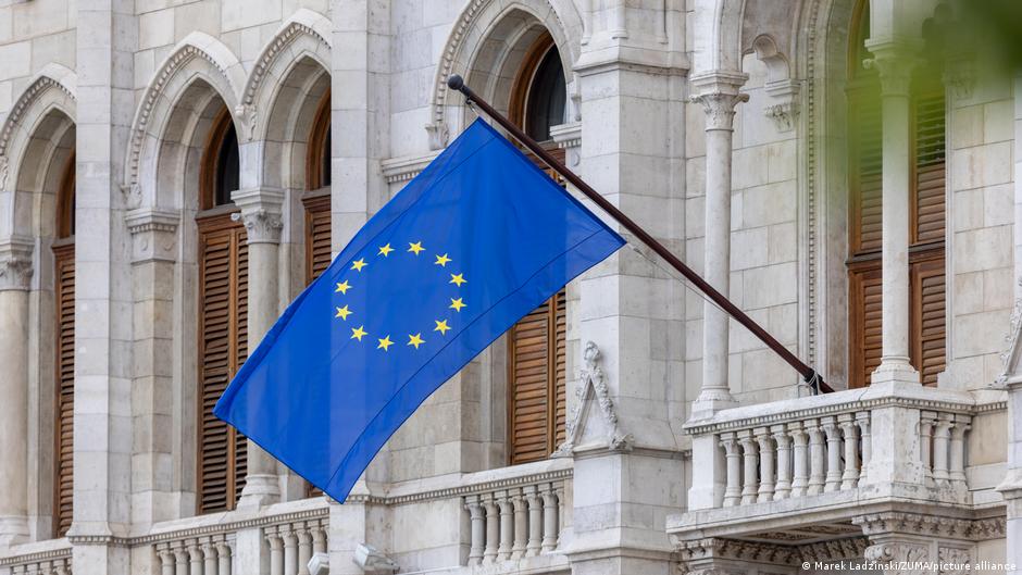 EU strikes deal on US trade pact ahead of Trump tariff deadline