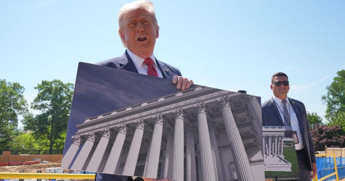 Trump jokes about his weight during awkward ballroom presentation: 'I ...