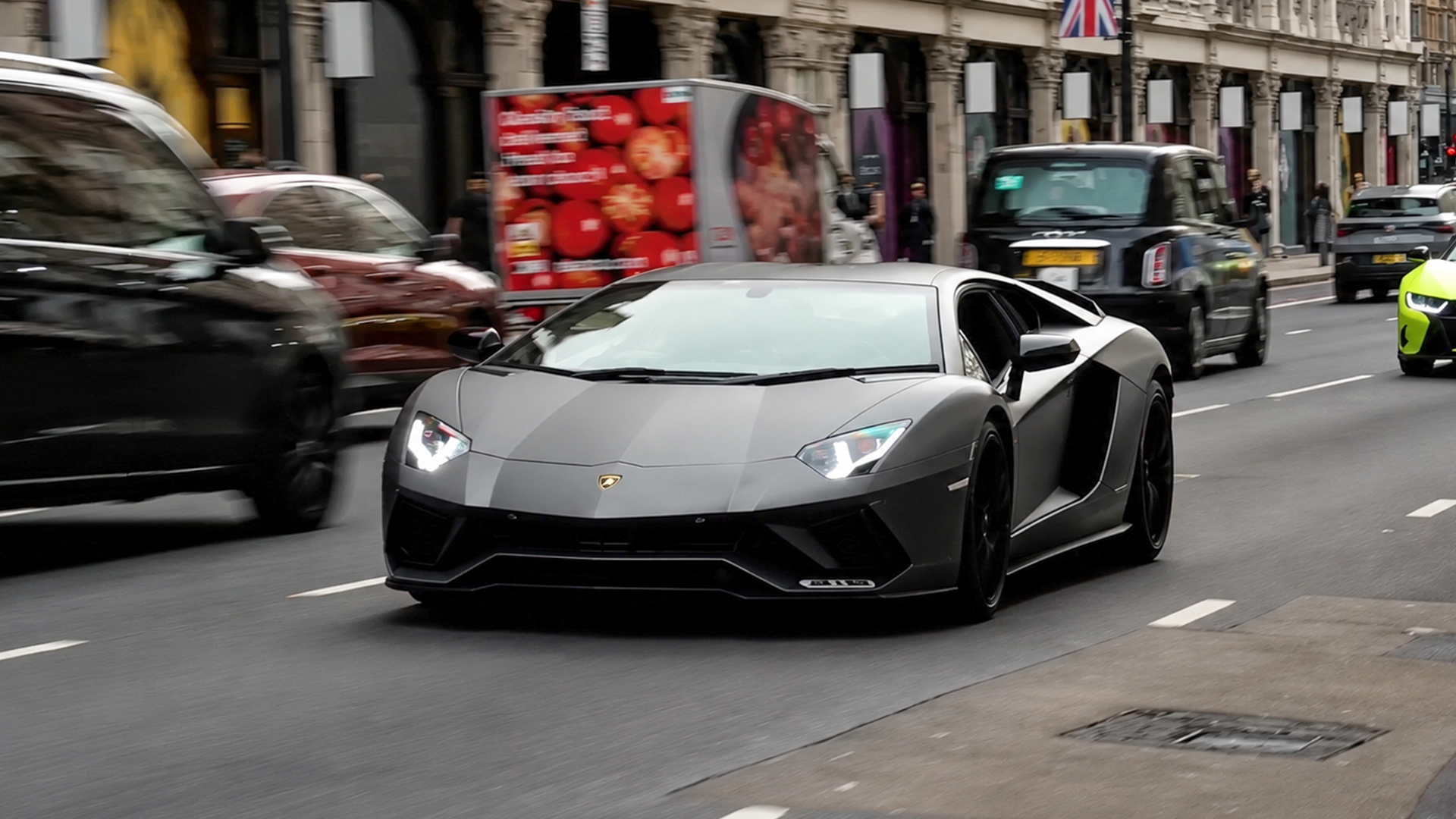 London sees a millionaire’s Lamborghini Aventador in motion