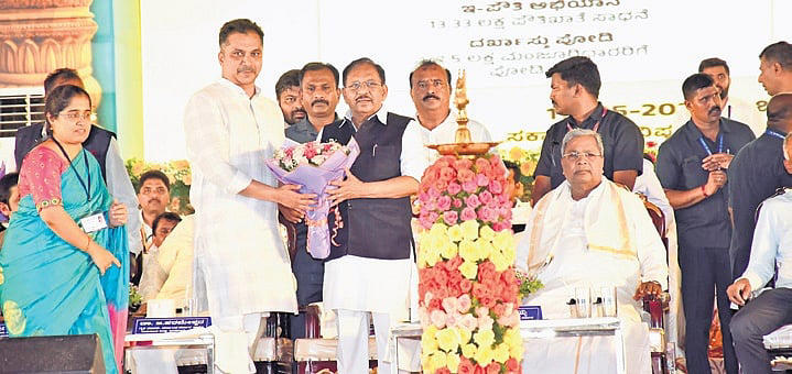 Karnataka home minister Parameshwara wants Tumakuru ditrict declared as ...