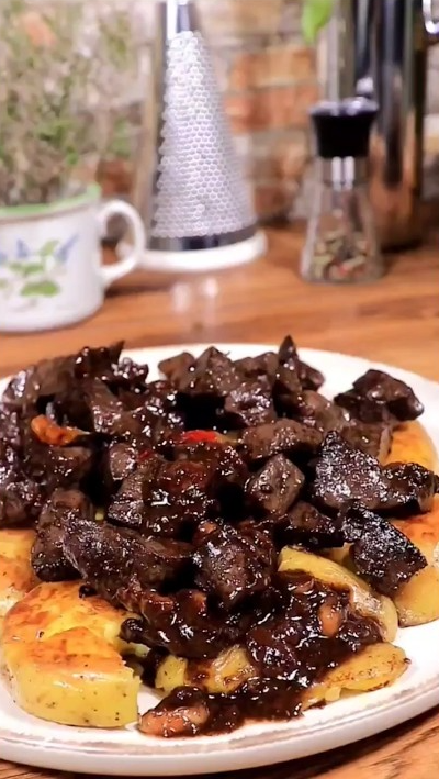 Pan-seared beef liver with thyme and baby potatoes
