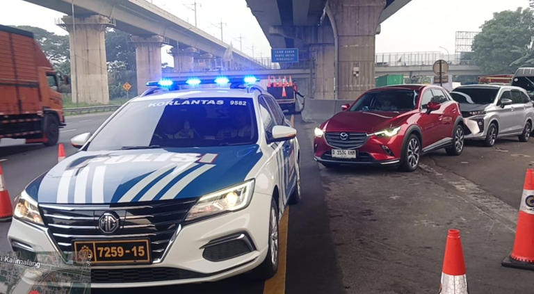 Padat merayap, Tol Jakarta-Cikampek berlakukan contraflow