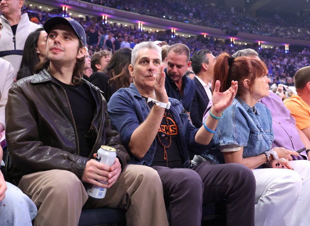 Lenny Kravitz, Dustin Hoffman headline A-list stars taking in Knicks ...
