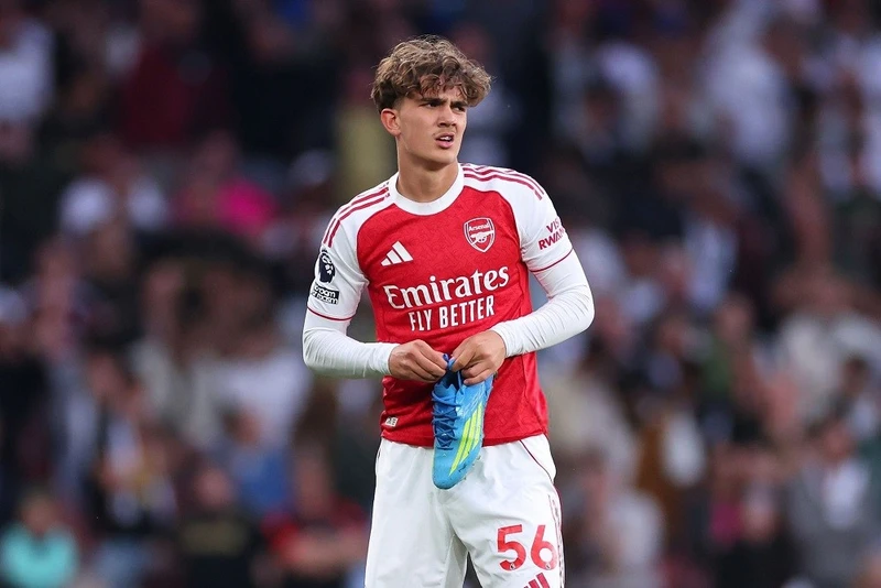 Thần đồng Arsenal đi vào lịch sử Ngoại hạng Anh