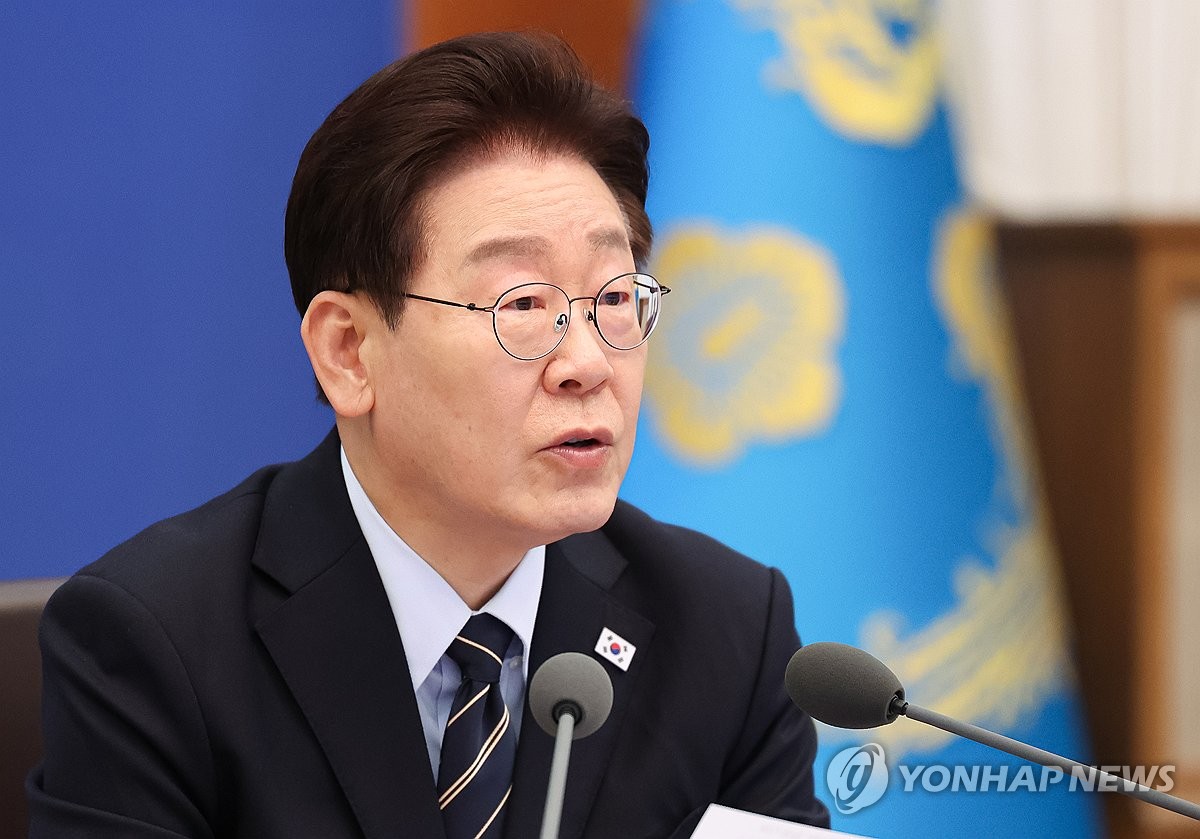 Lee's approval rating inches down to 66 pct: poll