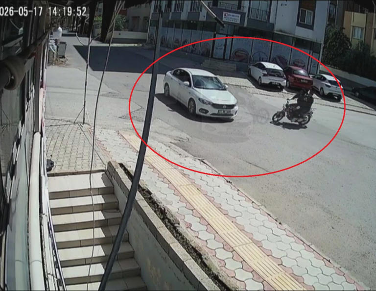 Otomobile ok gibi saplanan motosikletteki 2 kişinin havaya savrulduğu ...