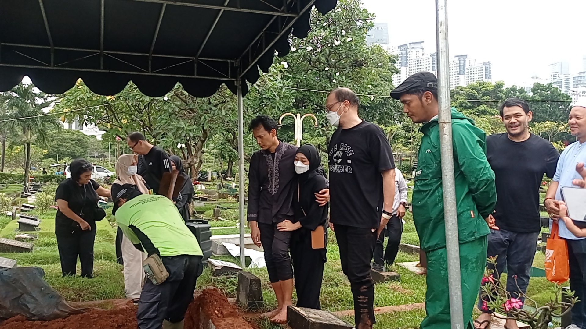Tampak tegar, Fedi Nuril tetap menangis di prosesi pemakaman sang bunda