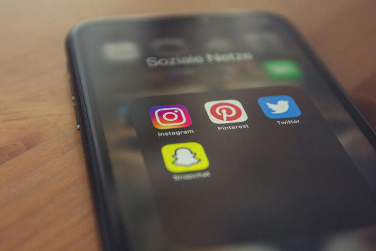 Sociale media bedreigen vrije meningsvorming, waarschuwt rapport