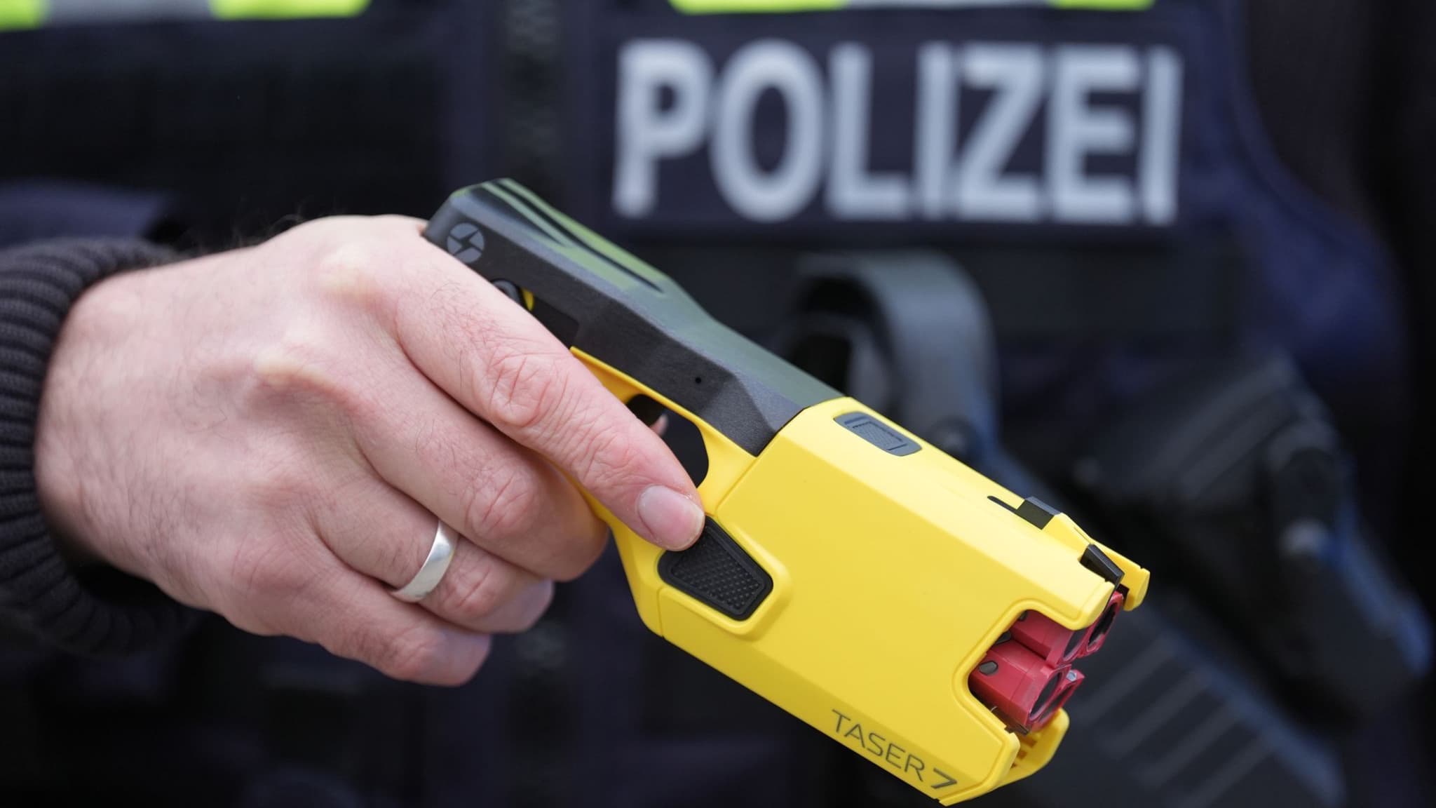 Waffe in Ahrensfelde: Polizei entdeckt bei Verkehrskontrolle verbotenen ...