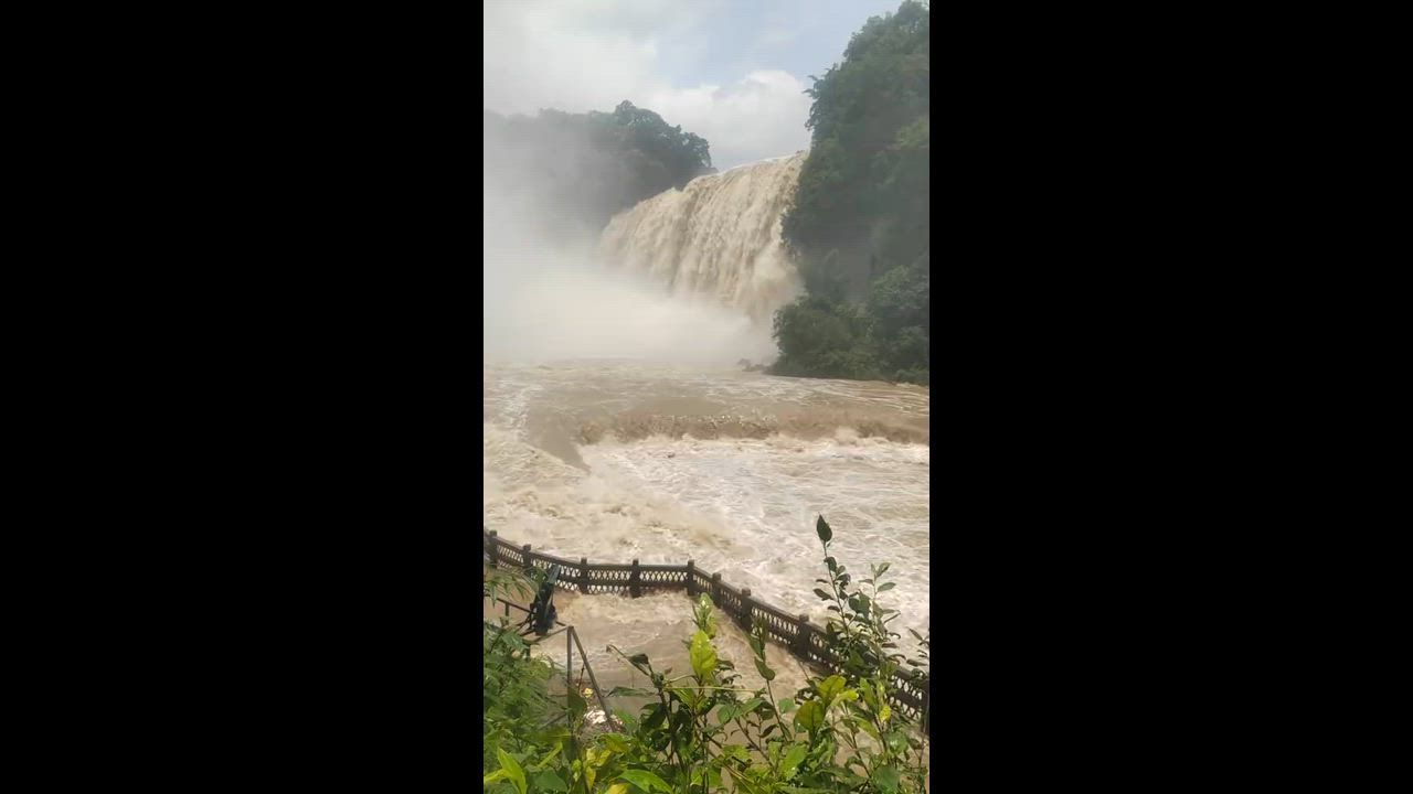 China: Huangguoshu-Wasserfall schwillt nach extremen Überschwemmungen ...