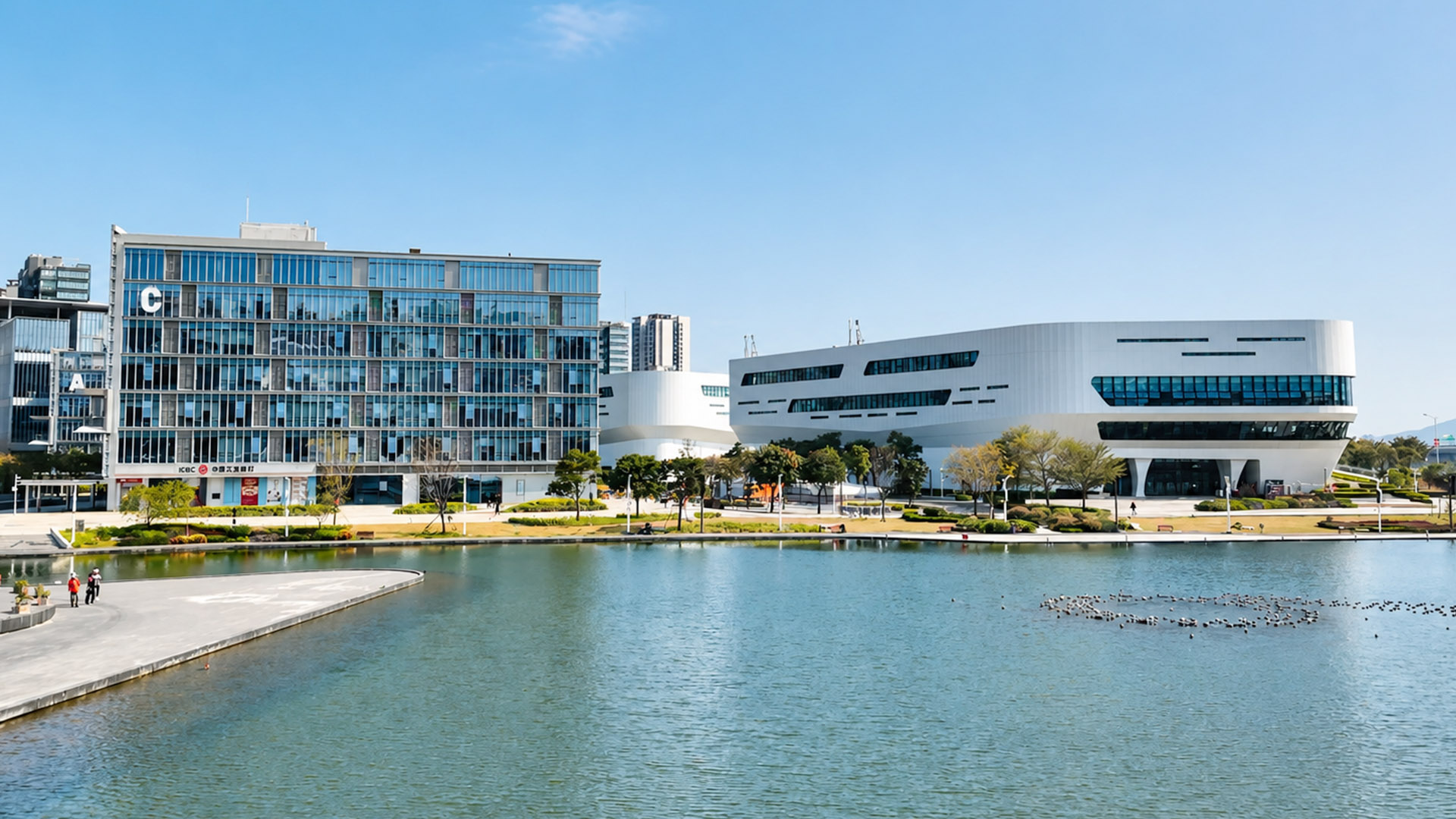 Een rustige waterkant omringd door China's moderne ontwikkelingen