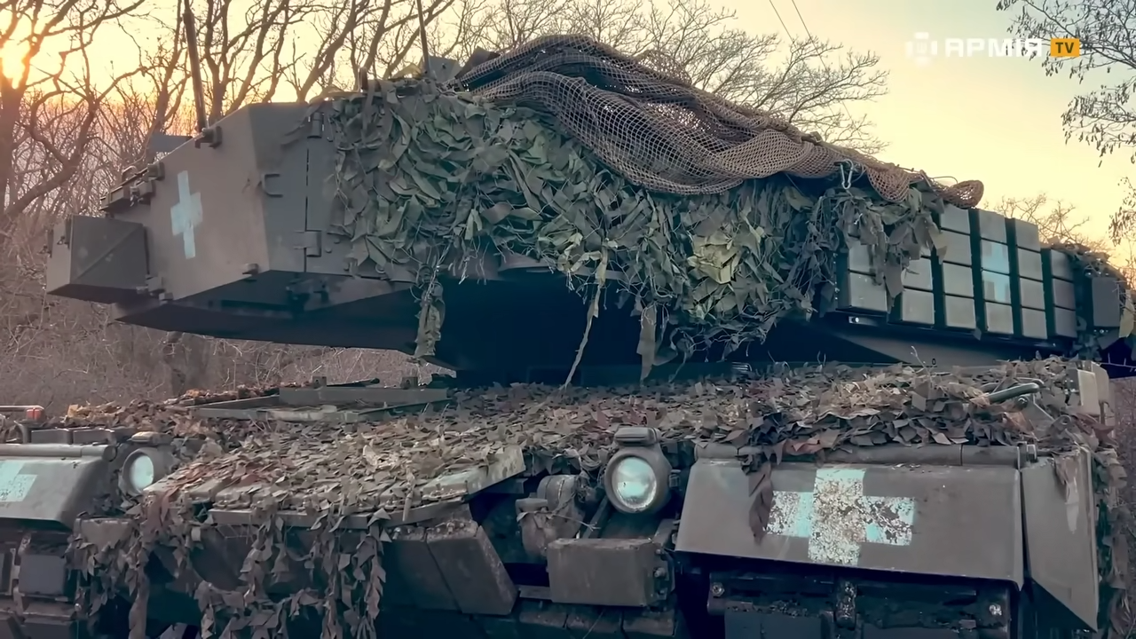 Putins Truppen versuchten den Leopard 2A4 zu verbrennen, doch der ...