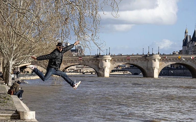 Wrapper's delight: French street artist JR begins Paris Pont Neuf ...