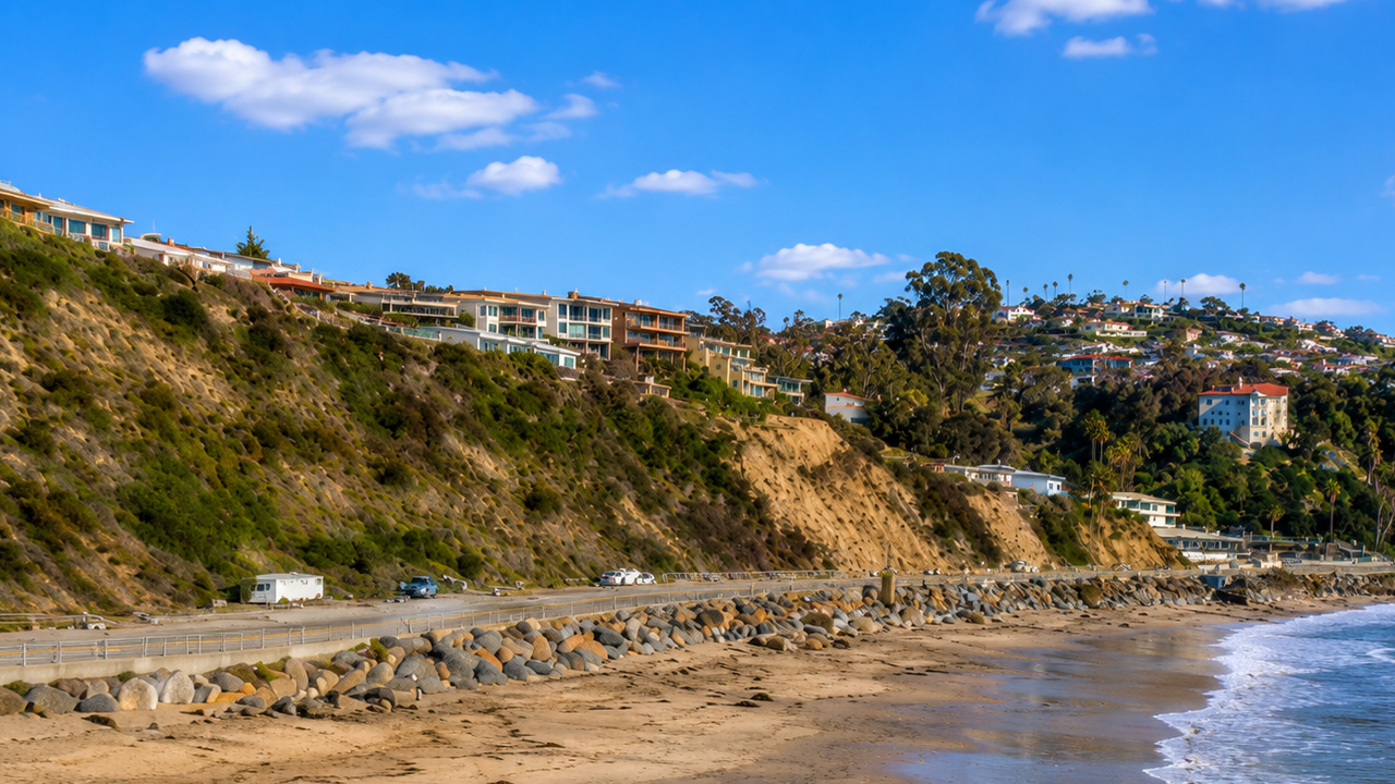 Küstenhäuser in Pacific Palisades über dem Sandstrand