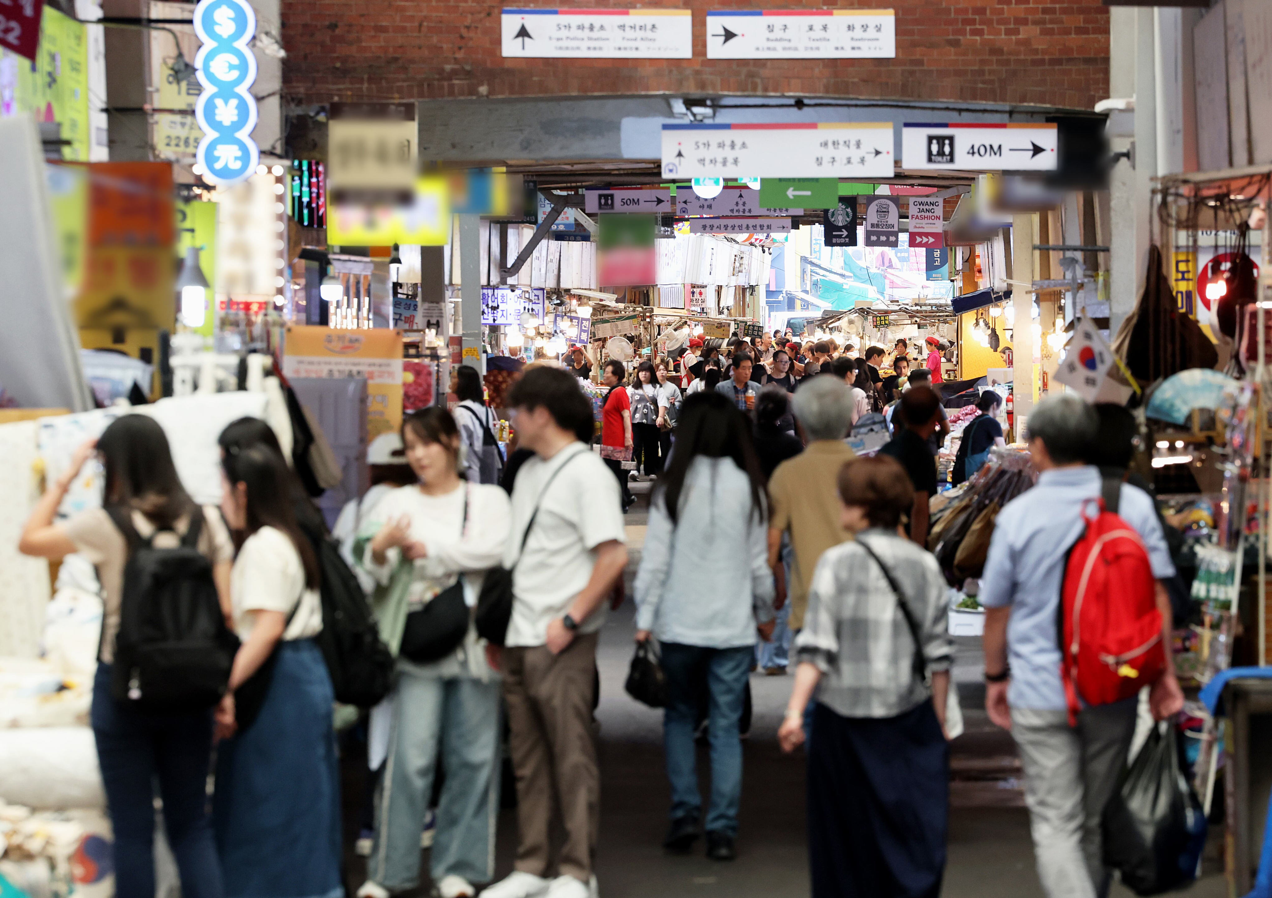 Seoul inspects Gwangjang Market over prices, hygiene