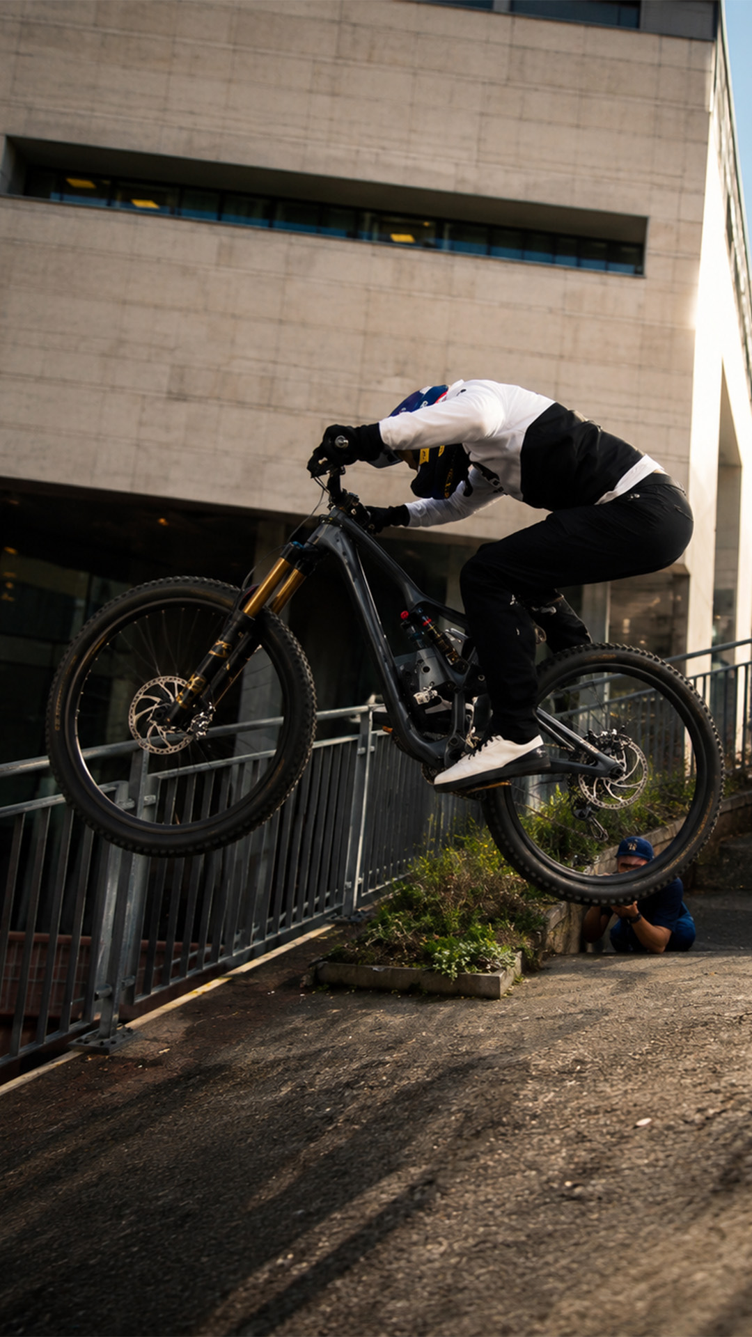 Combining parkour and downhill movement in one continuous run