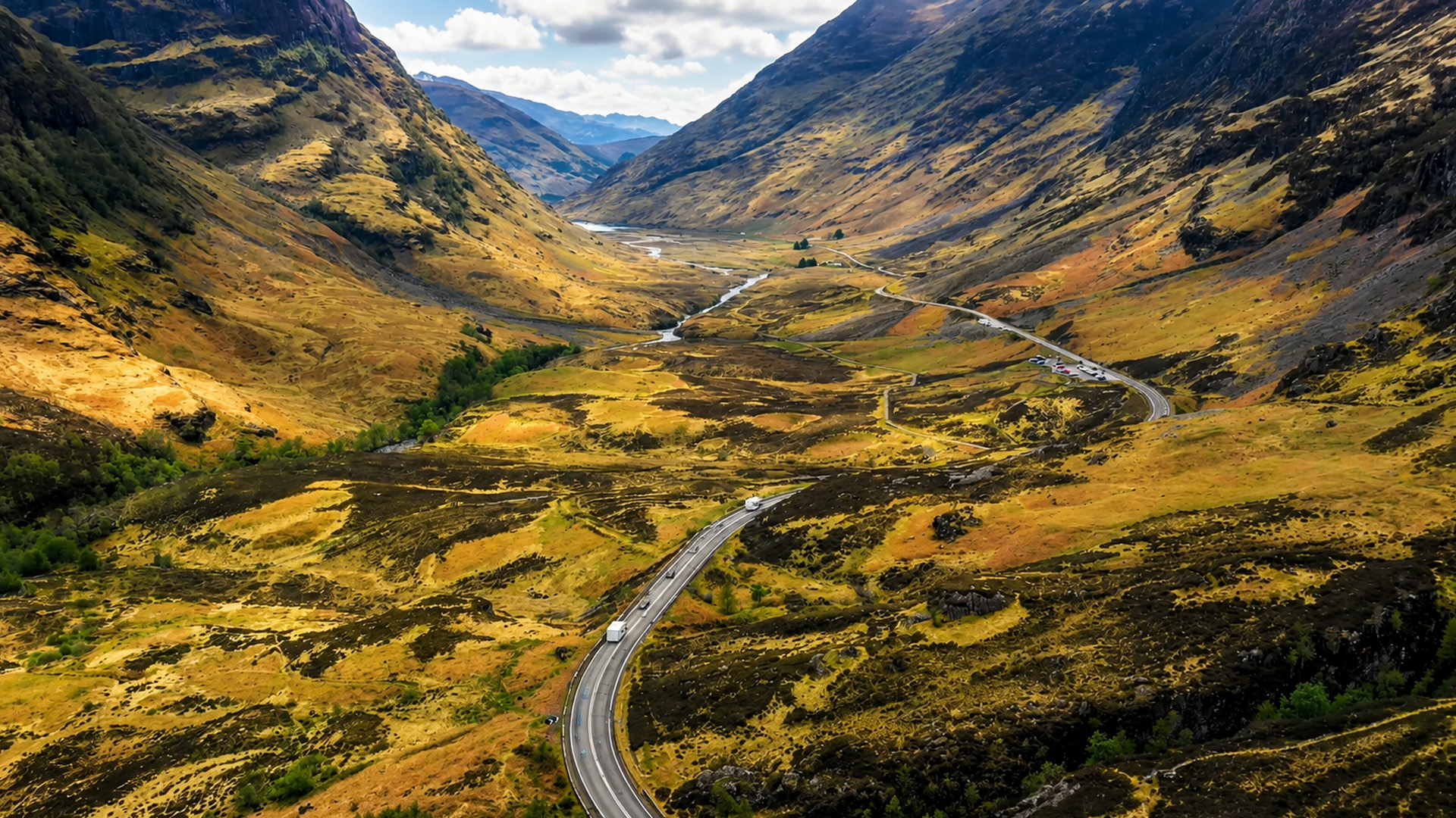 Une longue route entre montagnes et nature sauvage