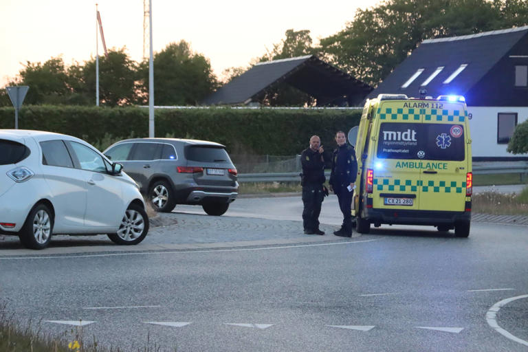 Cyklist ramt af bil – slap heldigt fra ulykke i rundkørsel