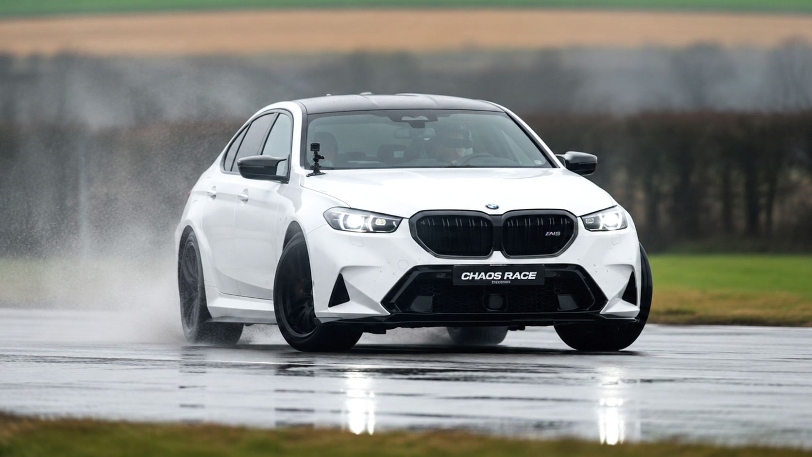 Ein 2,5 Tonnen schwerer BMW M5 versucht auf nasser Strecke zu driften
