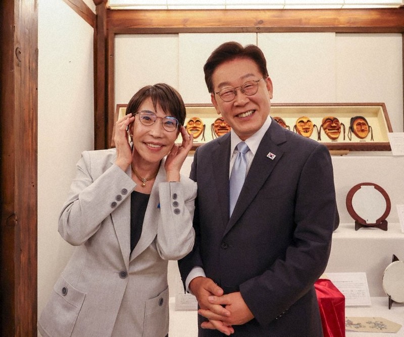 Japan PM Takaichi gives S Korean president eyeglass frames from Fukui Pref.
