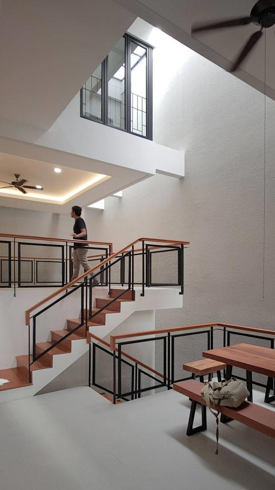 Rumah makin cantik! 5 inspirasi tangga minimalis 2 lantai