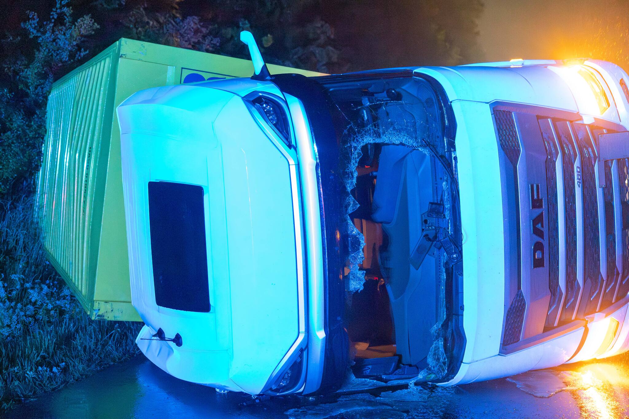 A4-Unfall bei Olpe-Süd: Fahrer schwer verletzt, Ladung läuft aus (Update)